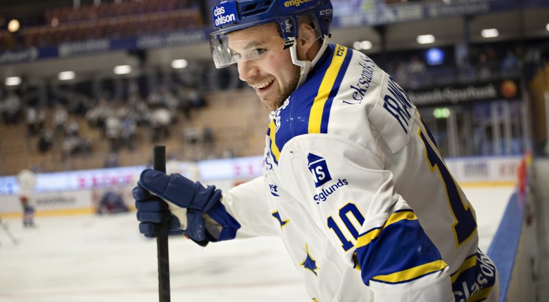 ”Att man som 35-åring kan åka runt och verkligen leka hockey, det är ...