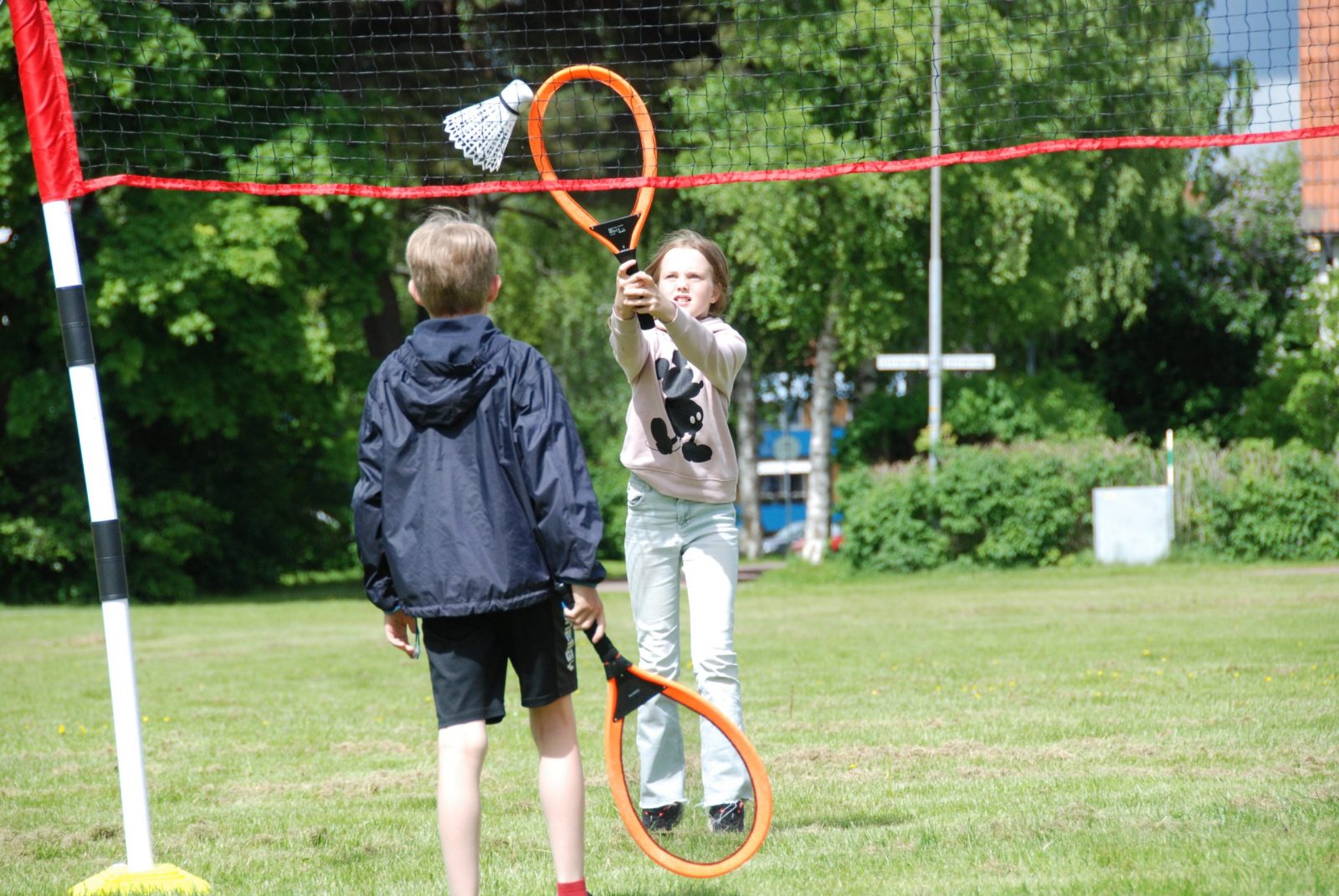 Trygga vuxna och frisk luft erbjuds barn och ungdomar vid båthamnen ...