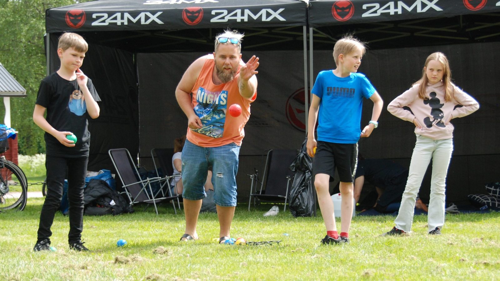 Trygga vuxna och frisk luft erbjuds barn och ungdomar vid båthamnen ...