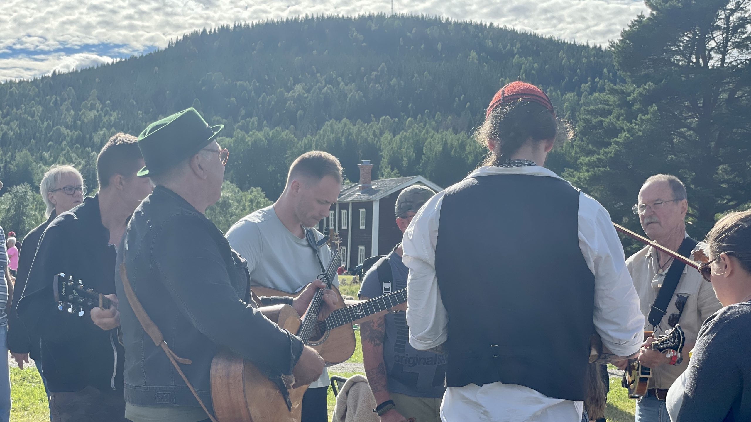 "Det är mycket skratt, kramar och glada miner" - Siljan News