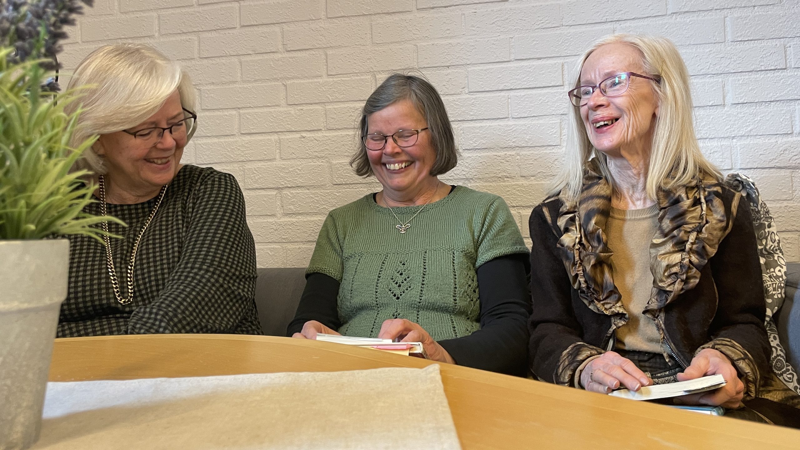 "När jag sitter med de äldre så ser jag hur det väcker en massa ...