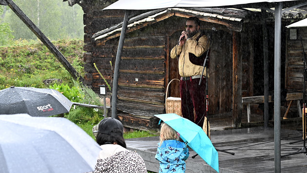 Kyrkoherden tog över då skingrades regnmolnen över festivalinvigningen ...