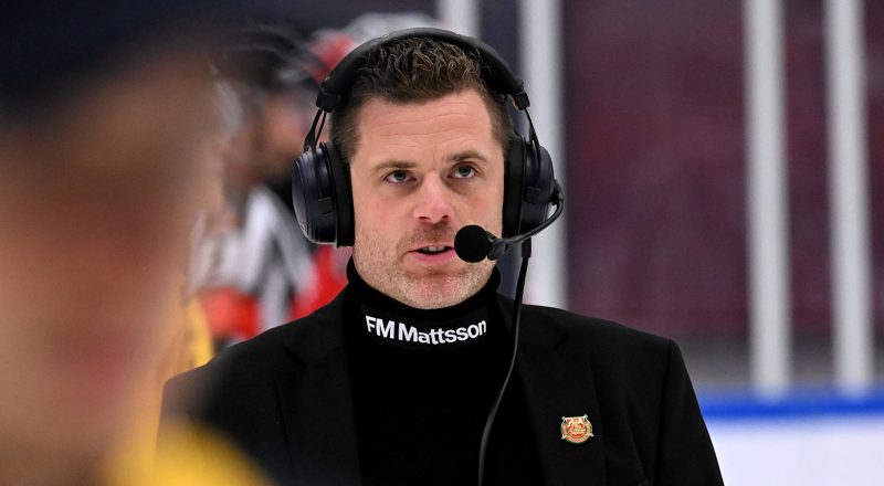 ”Klart att spelarna funderar vad det är som händer och det gynnar väl ...