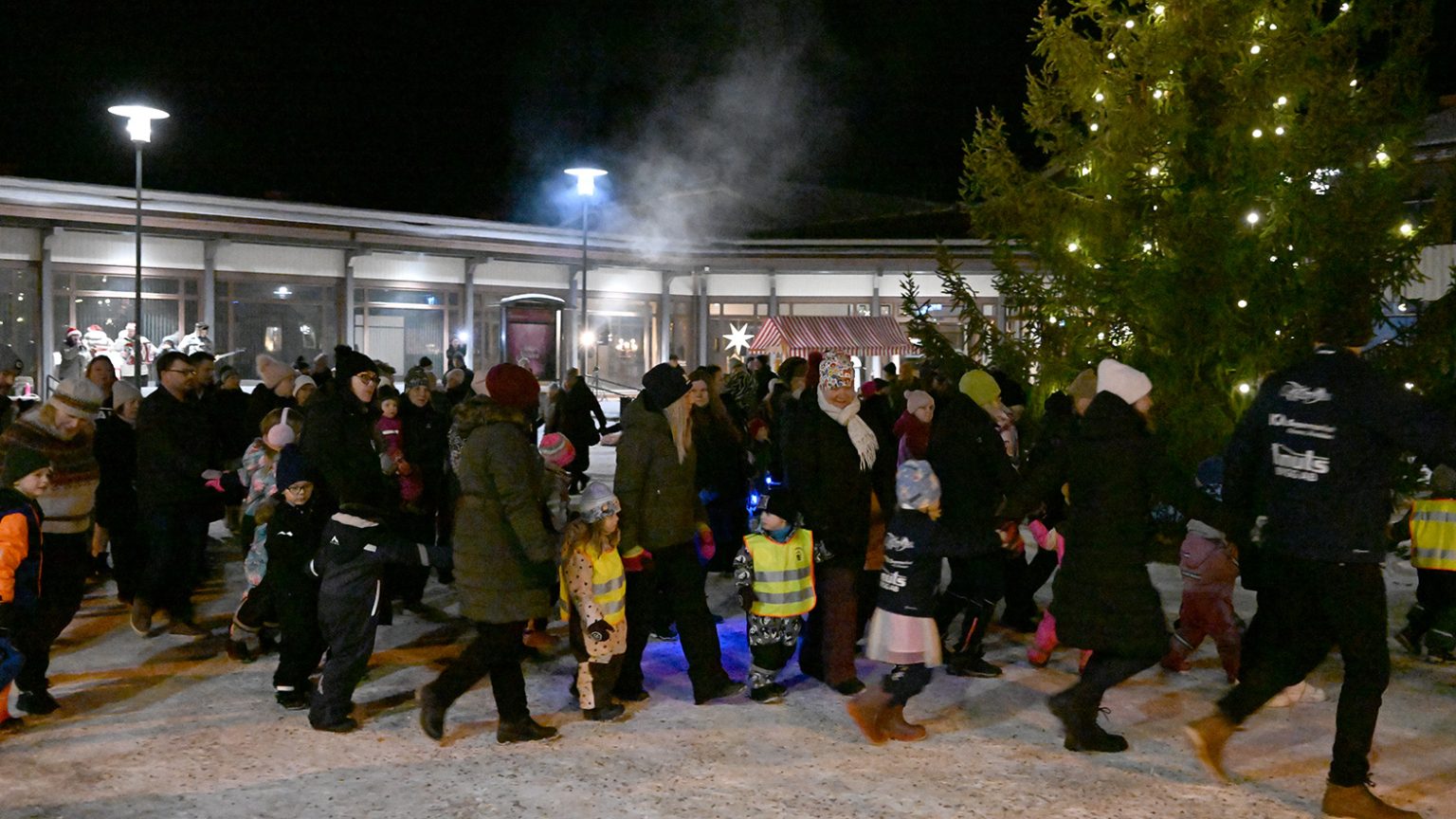 Dalarnas bästa julgransplundring - hög klass på festen i Älvdalen ...