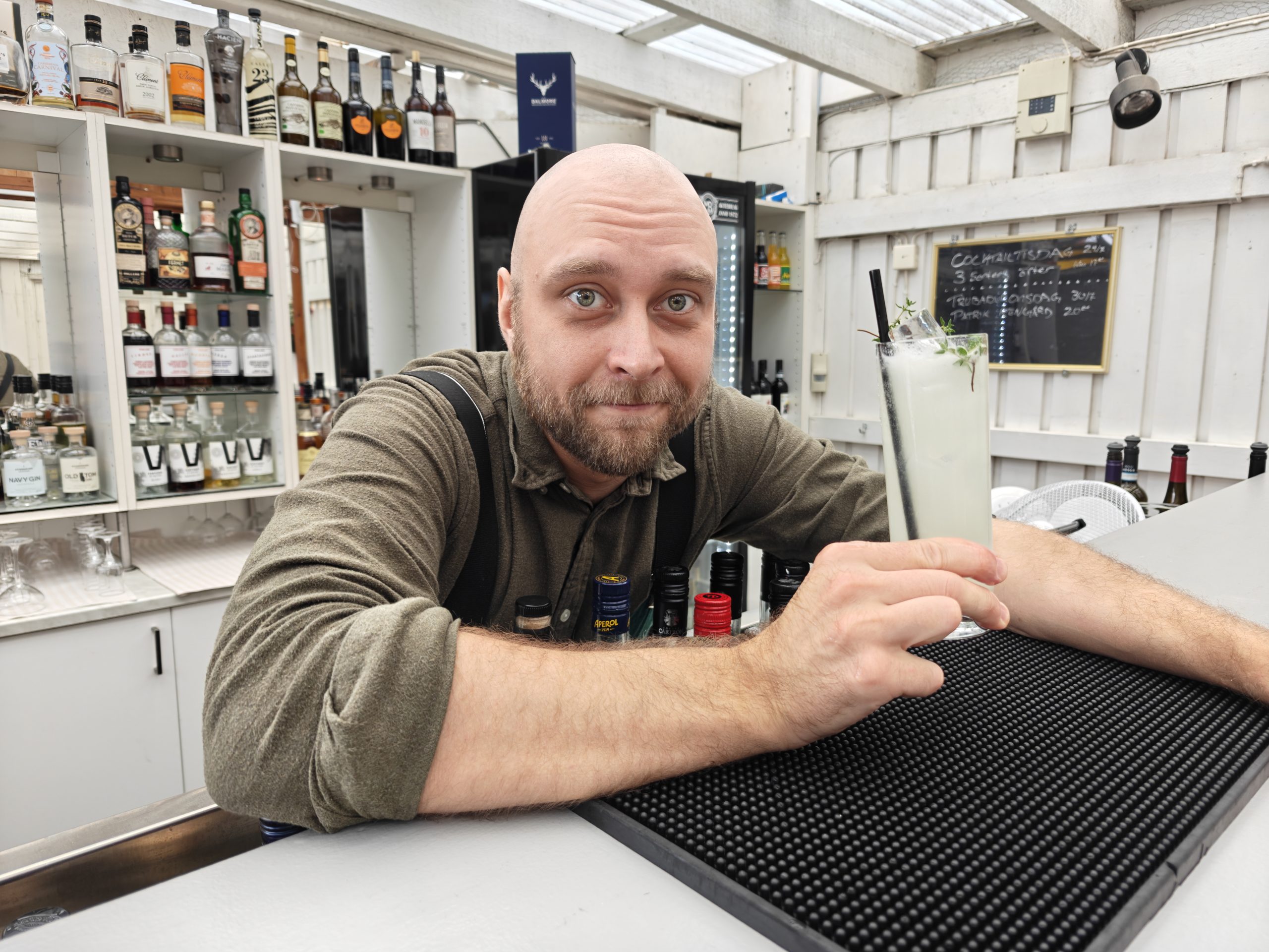 Simon lämnade journalistiken och blev bartender på nytt - Siljan News