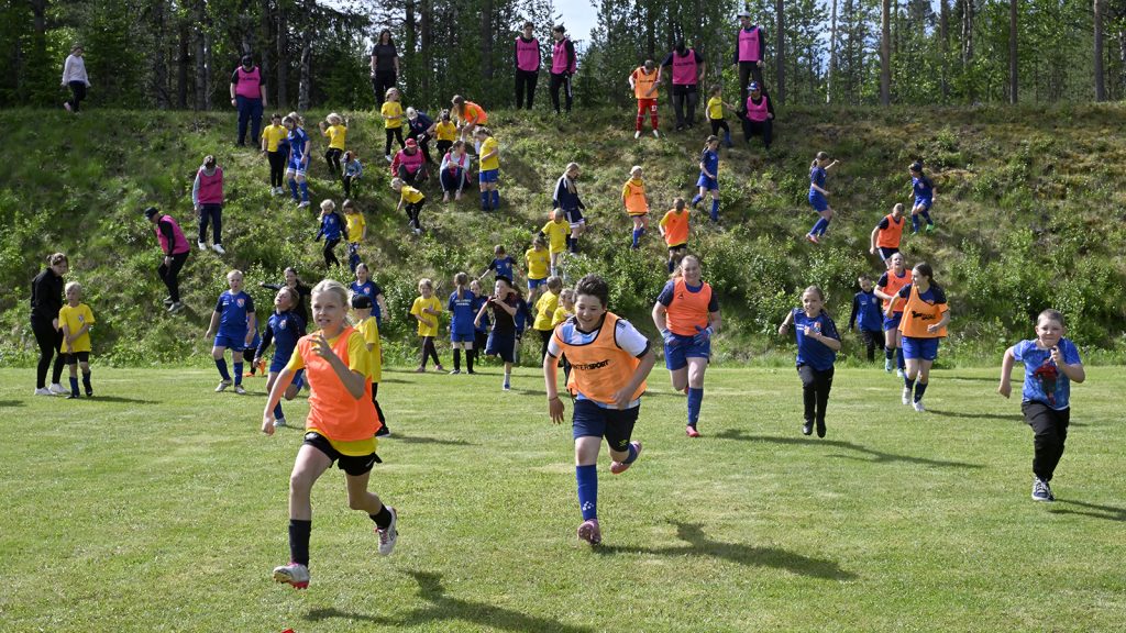 Fotboll samlar ungdomar i Särna - Siljan News